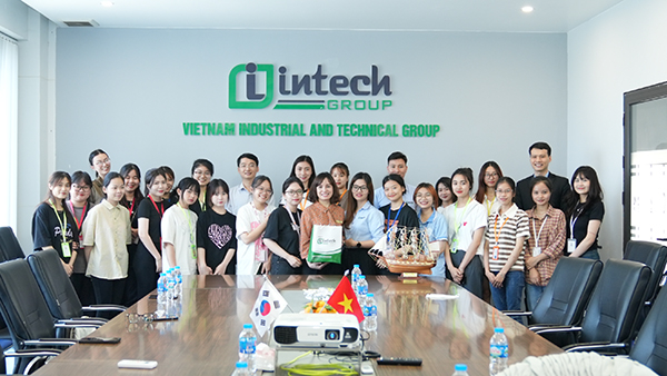 Sinh viên Đại học Nguyễn Trãi tham quan nhà máy Intech Group